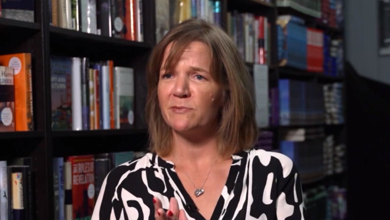Annie Lyons evoca el amor por los libros en tiempos de Segunda Guerra ...
